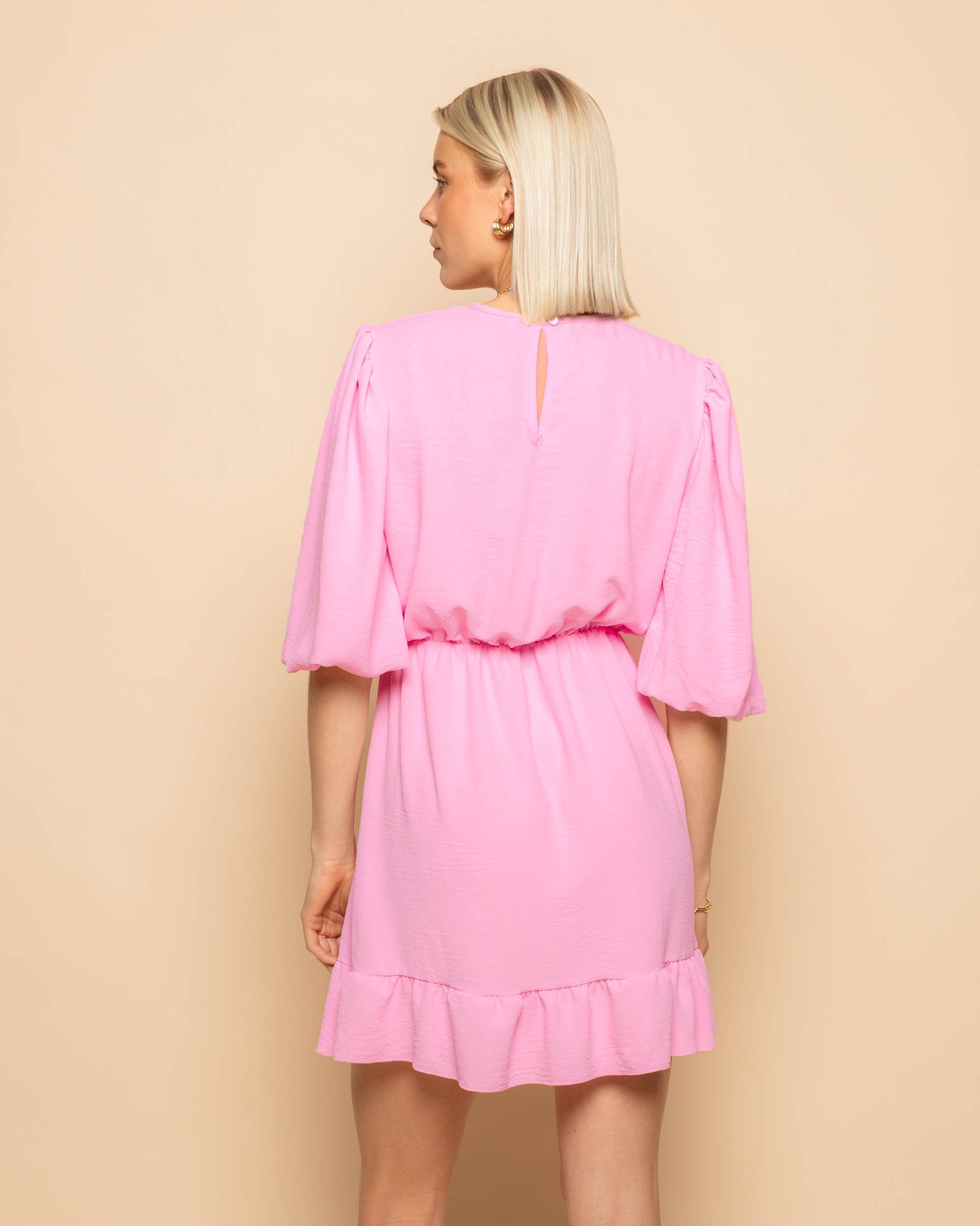 JULIE PUFF SLEEVE RUFFLE JURK HARD ROZE | Most Wanted