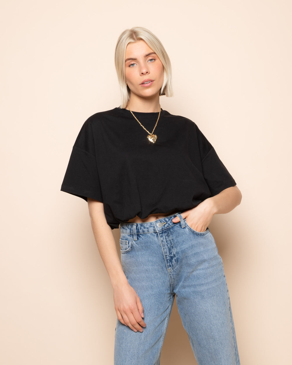 CROPPED BUBBLE HEM T-SHIRT ZWART | Most Wanted