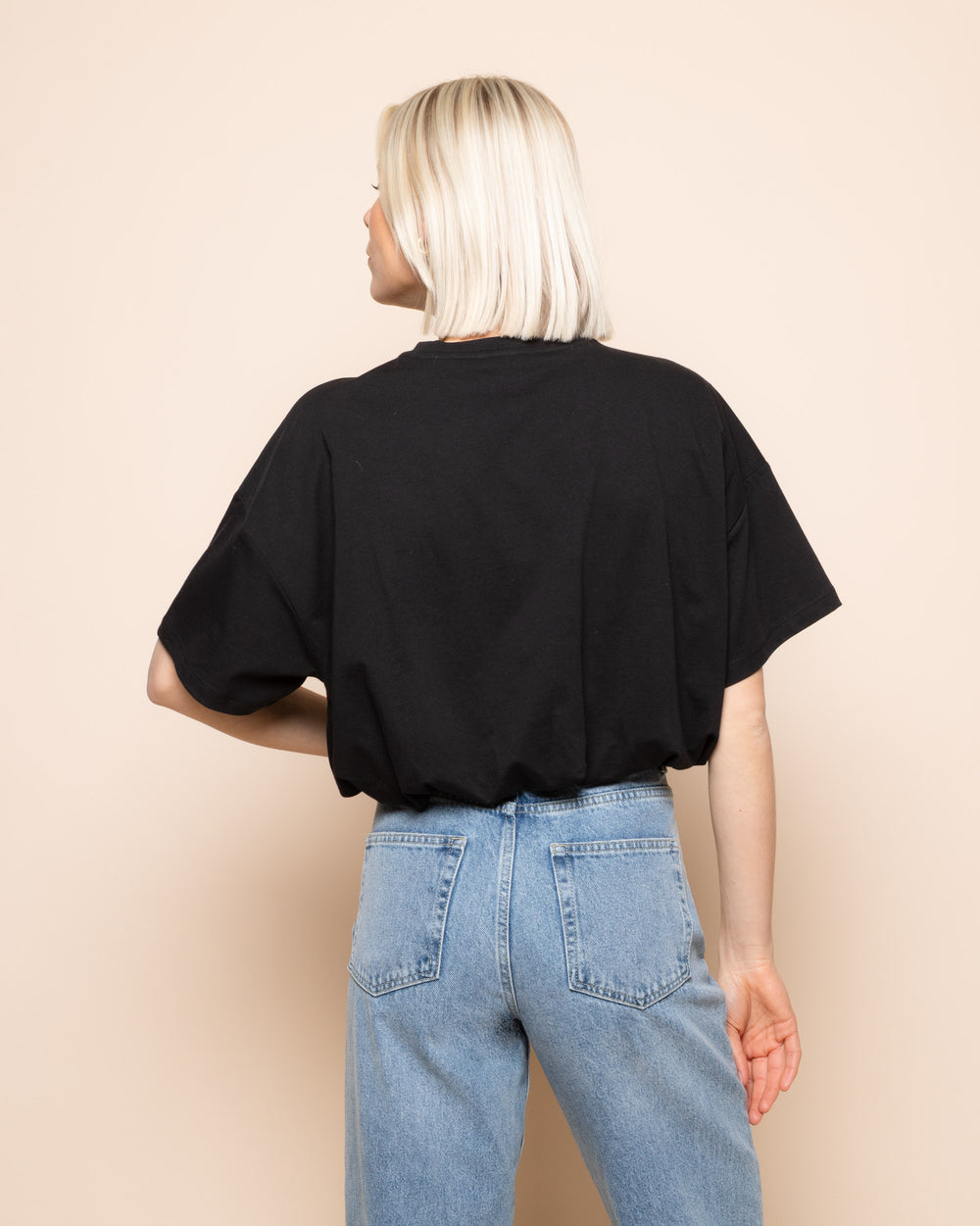 CROPPED BUBBLE HEM T-SHIRT ZWART | Most Wanted