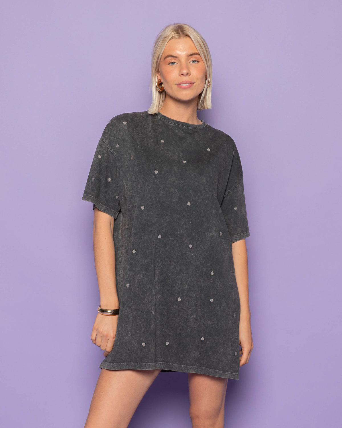 HEART EMBROIDERY T-SHIRT DRESS ACID GRIJS | Most Wanted